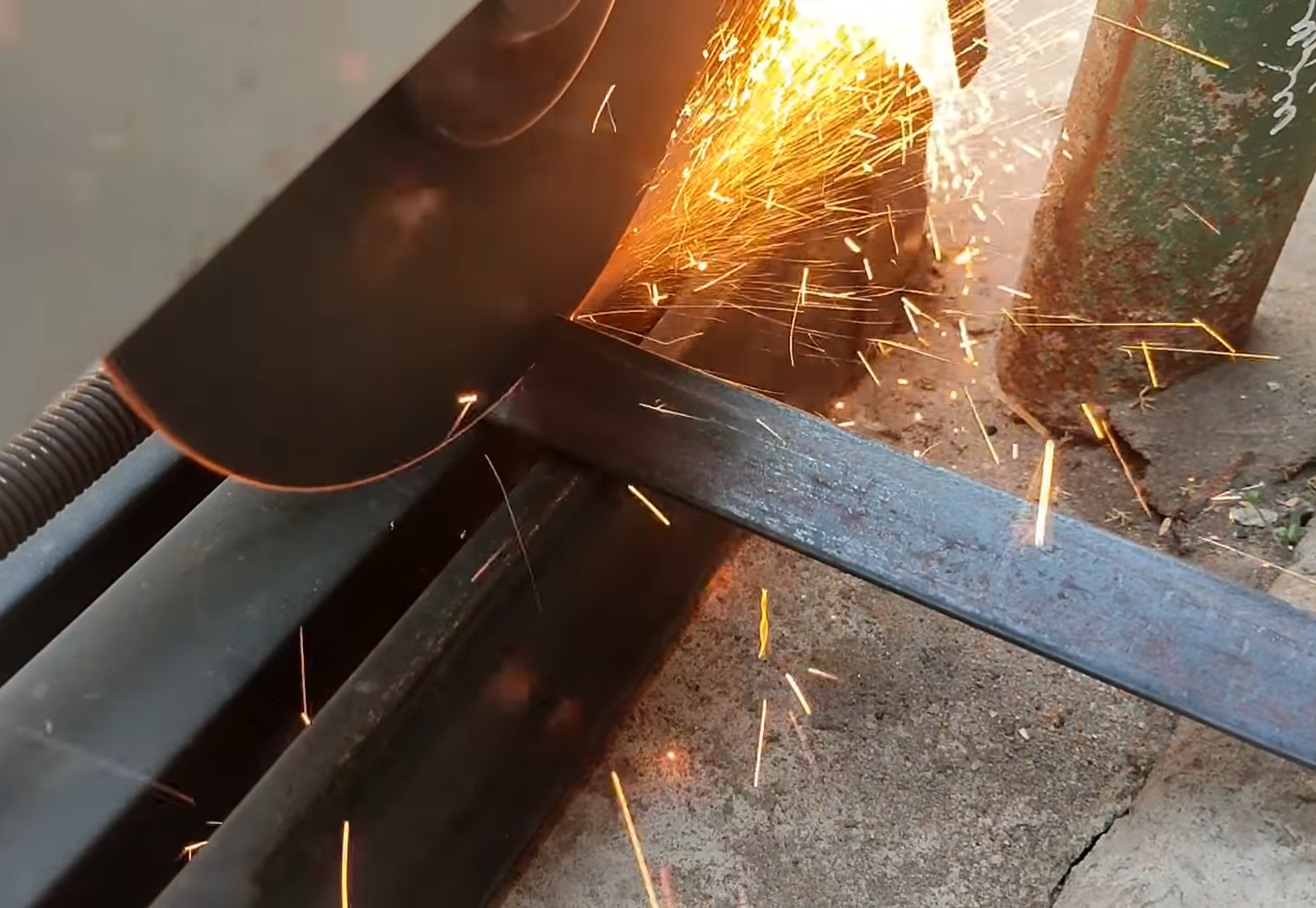 Rak Besi Siku Minimalis yang Stylish dan Fungsional