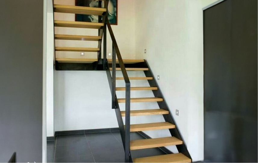 Tangga Rumah dari Besi Siku: Solusi Modern yang Elegan dan Kuat