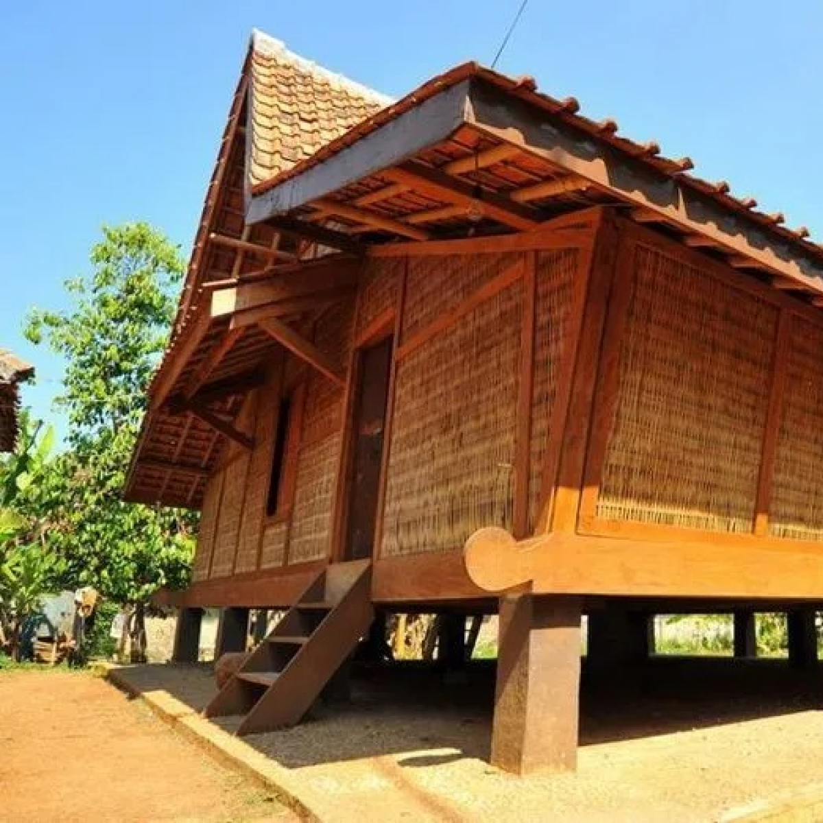 38 Rumah Adat Indonesia | Ciri Khas, Fungsi, dan Materialnya